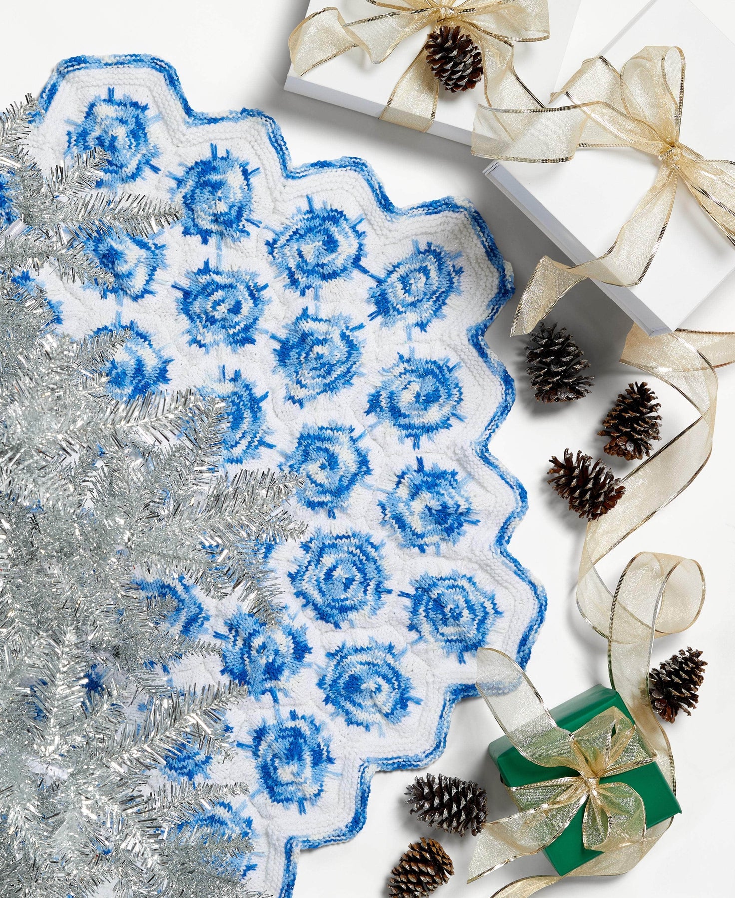 Free Premier Basix Shimmer Crystalized Tree Skirt Pattern – Mary Maxim